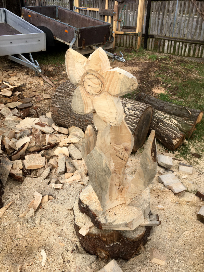 Blume aus Holz schnitzen mit der Kettensäge - Kettensäge Ratgeber